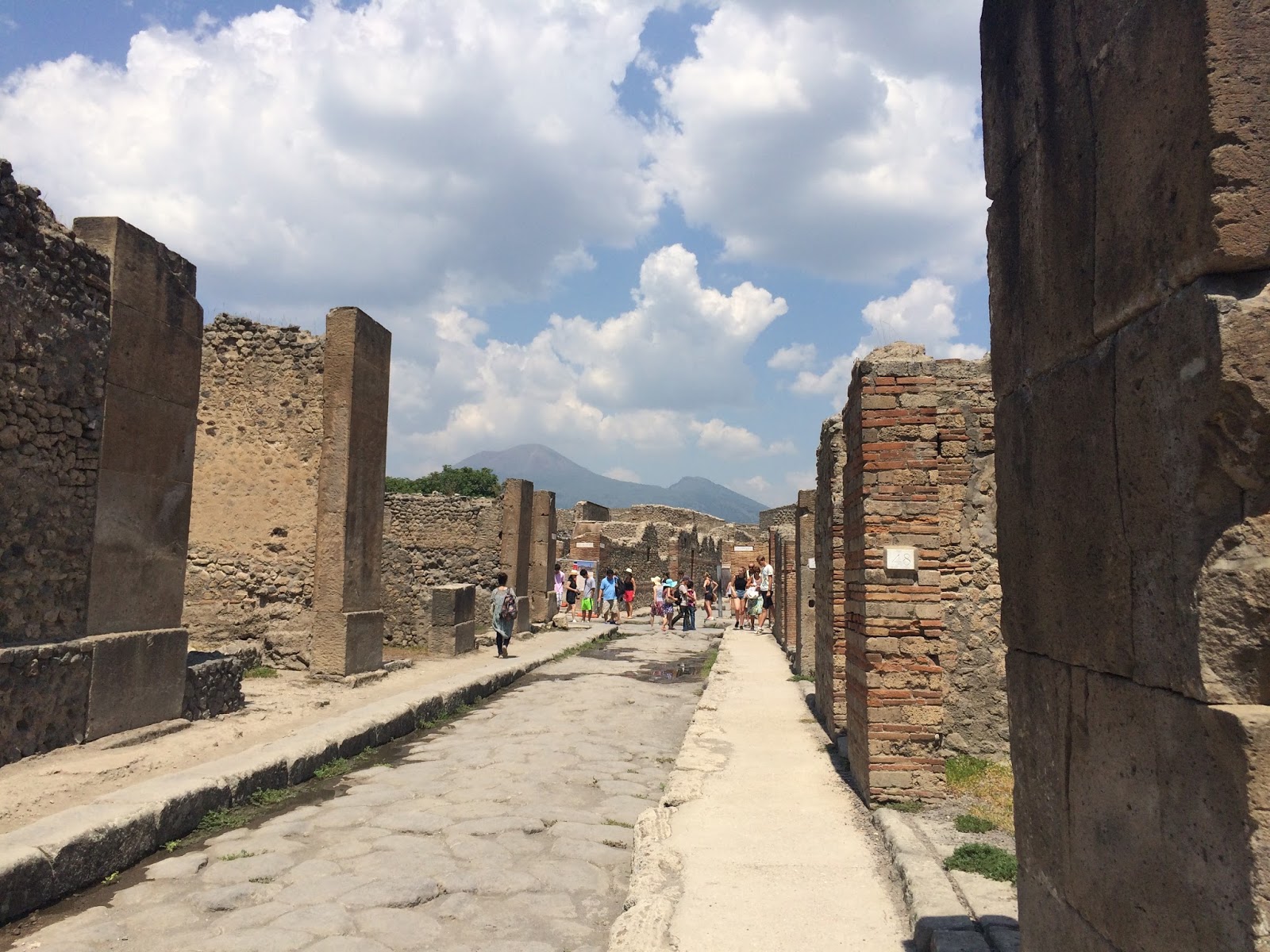 Pic Utopia: Pompeii, Ruins can't cover Ancient prosperity