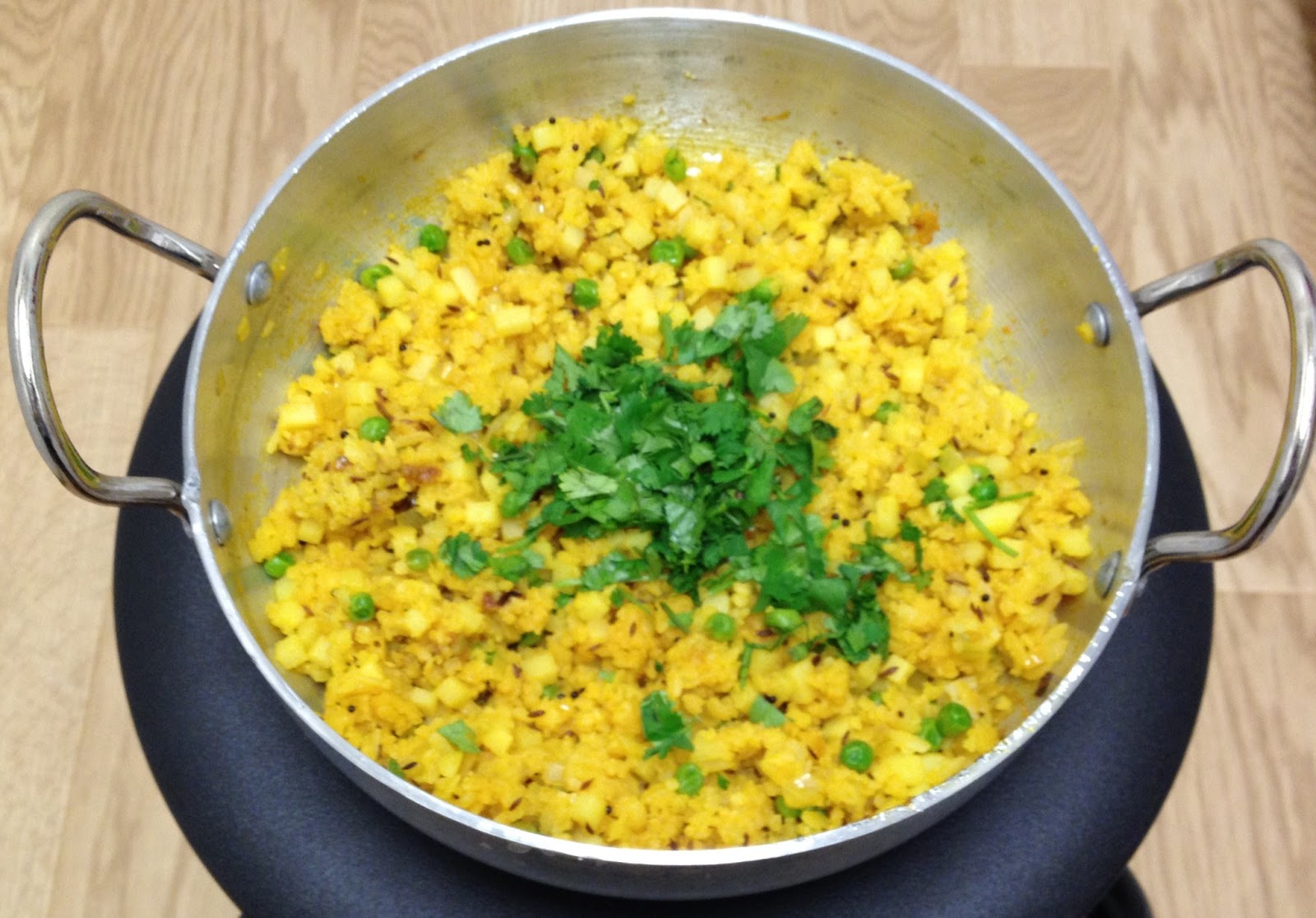 Its all about being a Foodie !: Aloo Poha (aka Aval Upma)