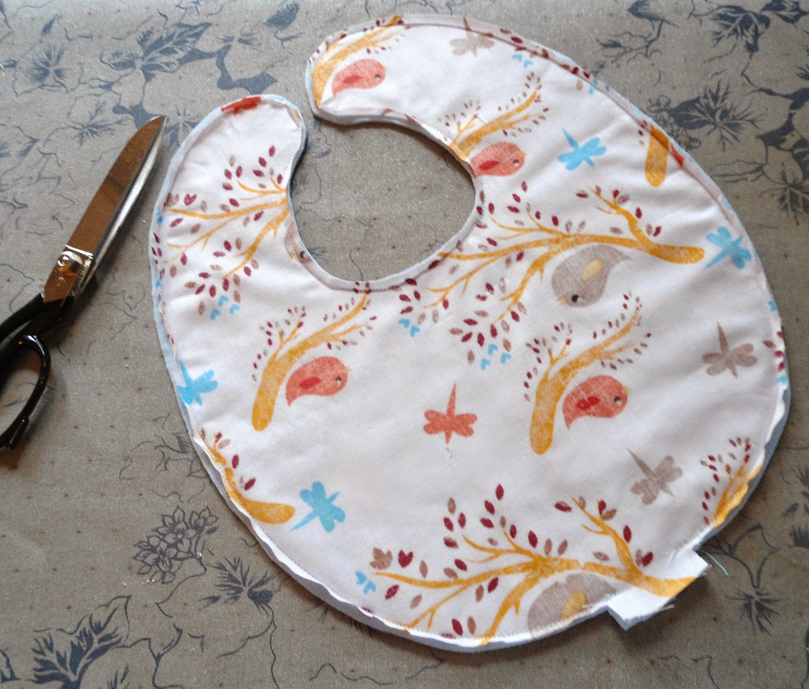 Zakrpica: Bibs in a row - my bib tutorial with the PDF pattern