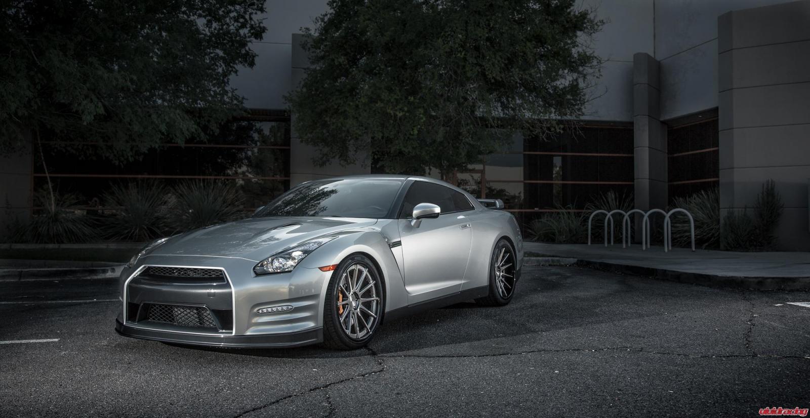 automotive trend center: Nissan GT-R II by Vivid Racing