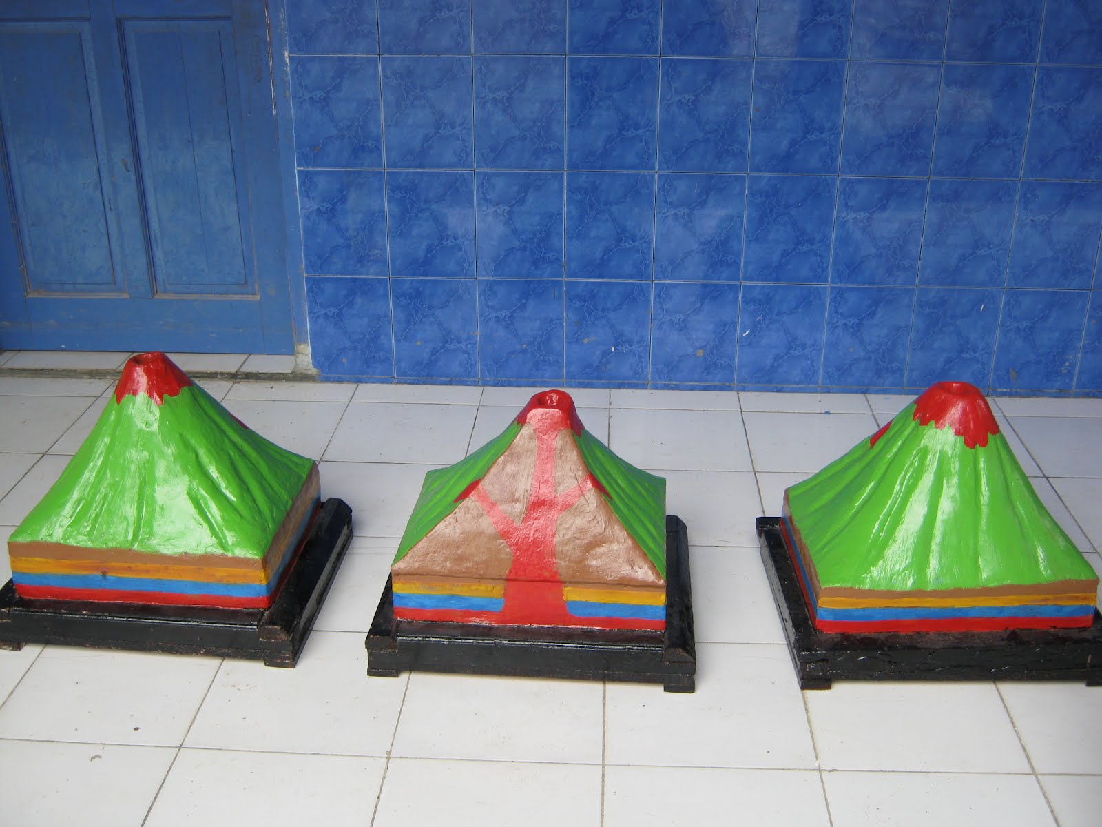 Miniatur gunung berapi.