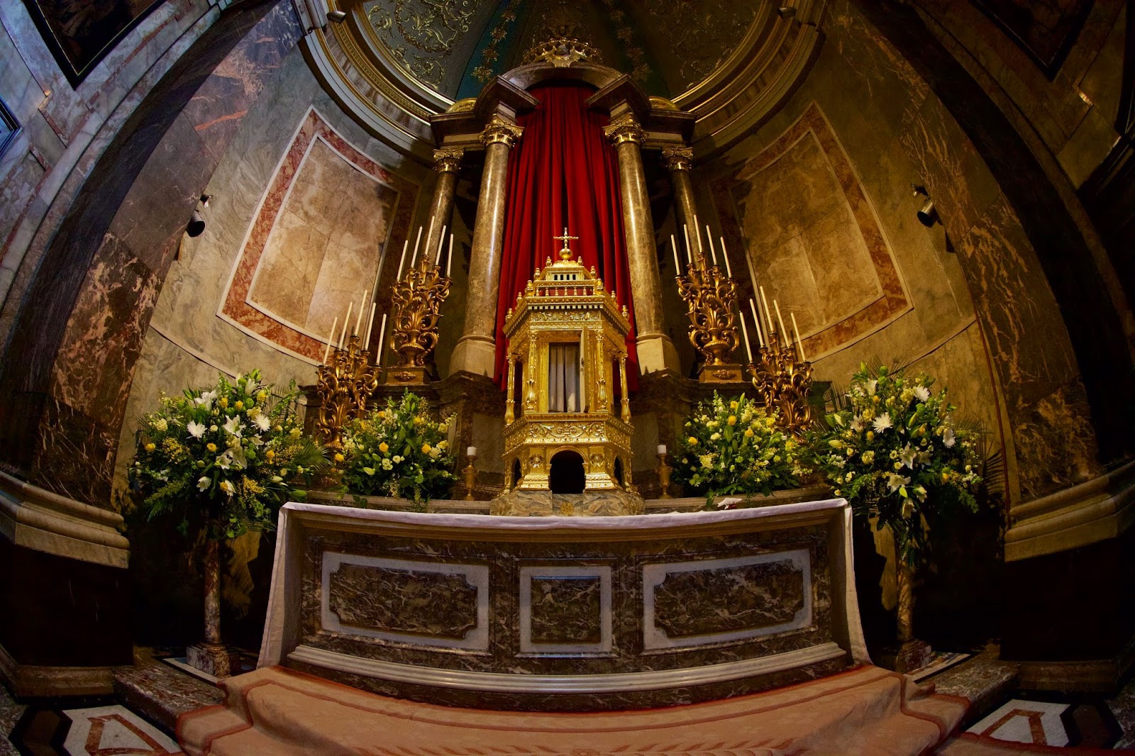 New Liturgical Movement: Maundy Thursday at the London Oratory in Pictures