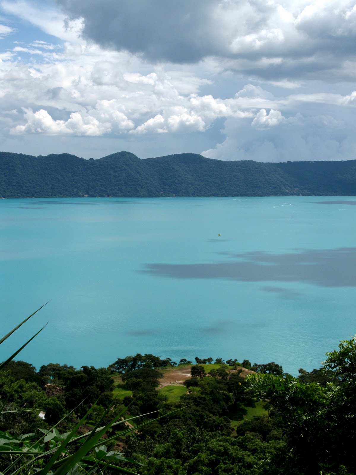 El antropólogo inocente: El misterioso color del lago de Coatepeque