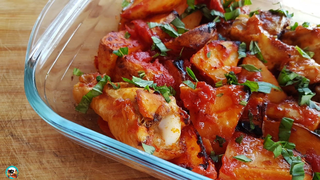 Muslitos de pollo al horno con papas y tomate - ¡Huele Bien!