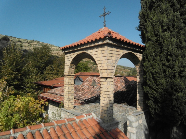 ΤΑΞΙΔΙΑ ΜΕ ΕΝΑΝ ΕΥΡΥΓΩΝΙΟ: ΧΑΙΡΩΝΕΙΑ, ΔΑΥΛΕΙΑ, ΤΙΘΟΡΕΑ