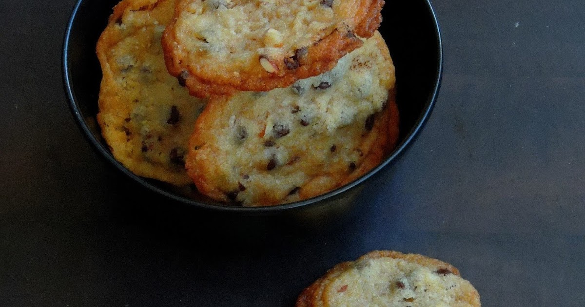 Priya's Versatile Recipes: Eggless Crispy Almond Cookies With Chocolate ...