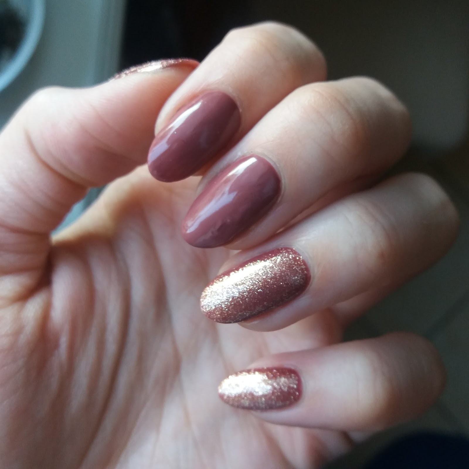 Codziennie malowane paznokcie: Hybryda neonail neutral + semilac rose gold
