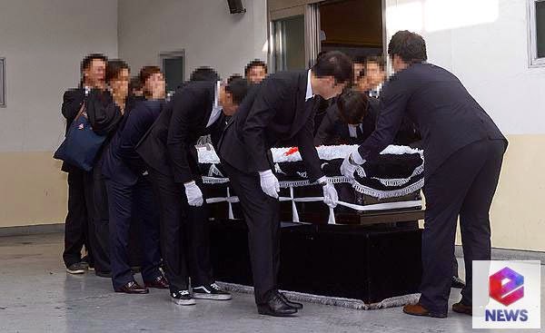 ShowbizAsiaUpdates: Ladies' Code's EunB Emotional Funeral