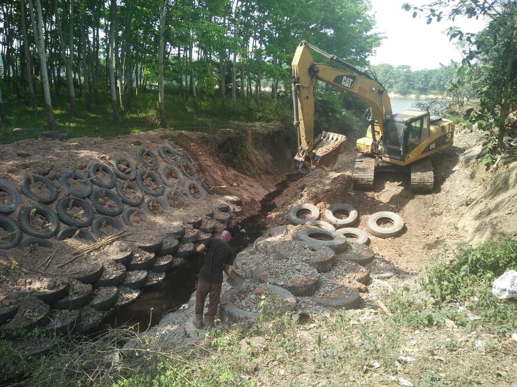 Civil Engineer: Dinding Penahan Longsoran dengan Ban Bekas ( Side Slope ...