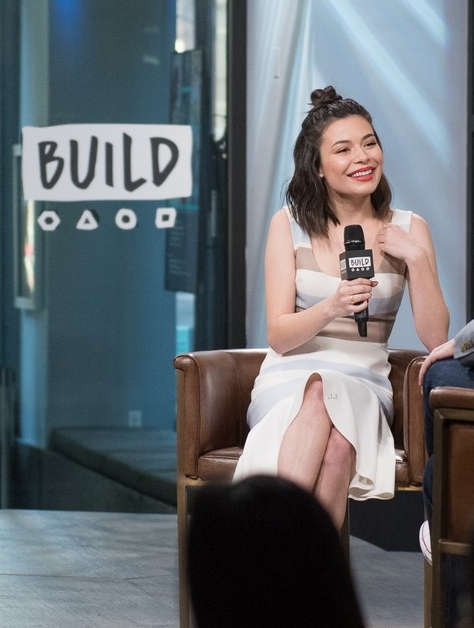 Hailee Cosgrove esteve no Build inglês no exato instante em que Miranda ...