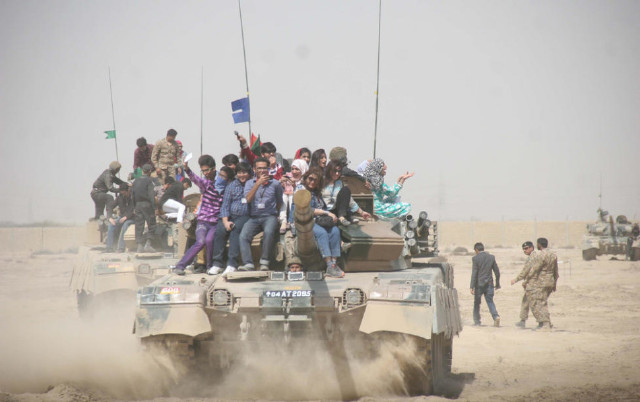 Asian Defence News: Pakistan Army training students and teachers with guns