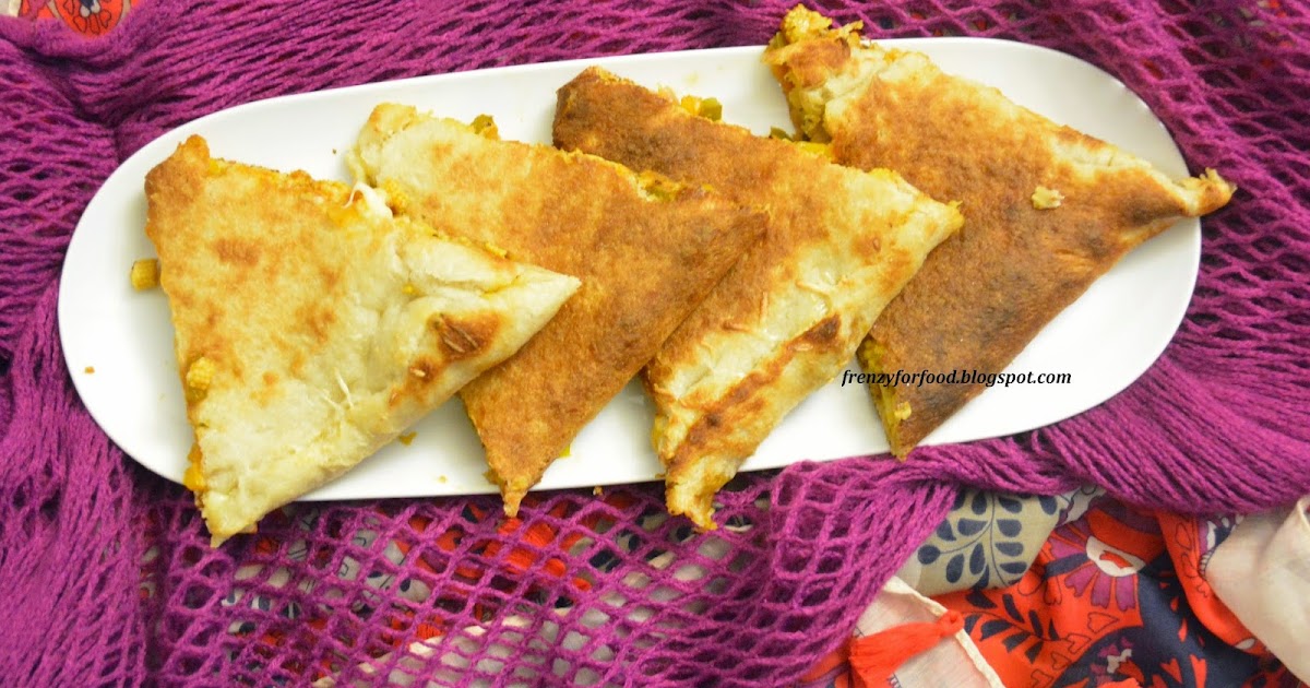 Food Frenzy....!!: Stuffed Pizza Triangles!!