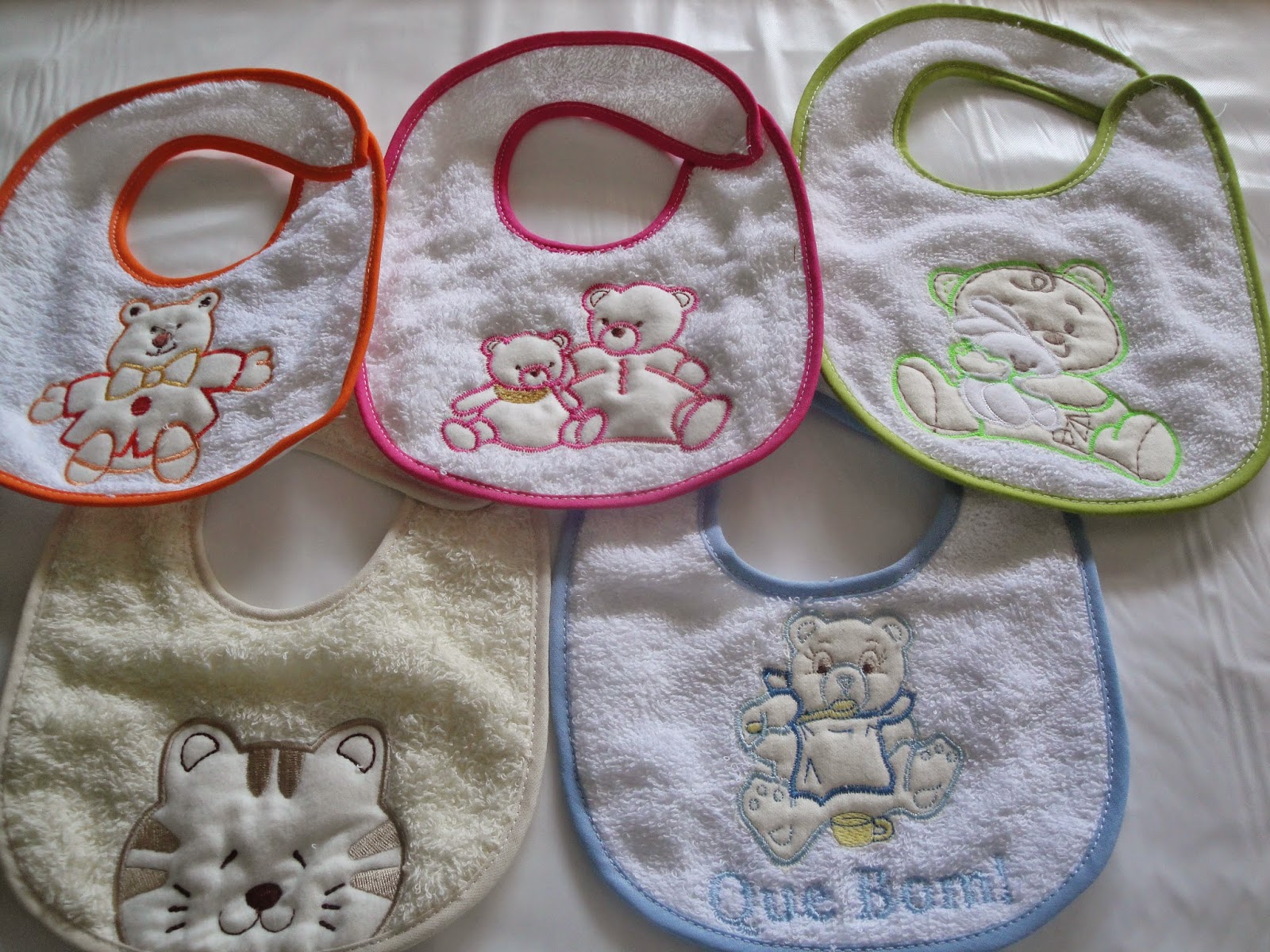 EMPRESA FELPOS BABY: Babetes com Desenhos