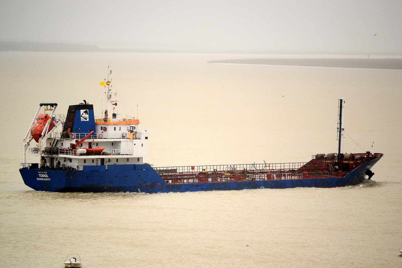 BUQUES MERCANTES A SU PASO POR SANLUCAR DE BARRAMEDA: TOBOL