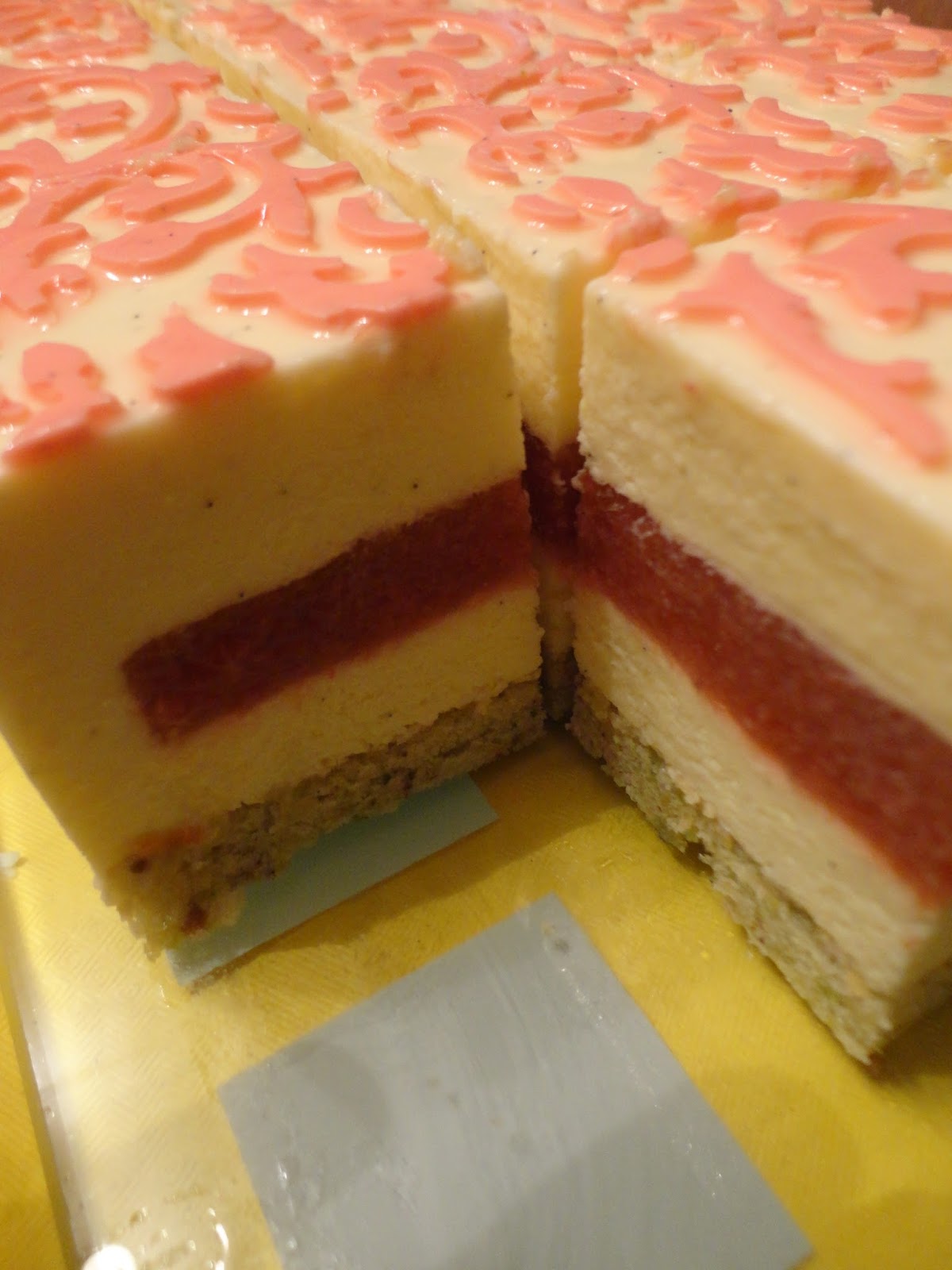 La Petite Pâtisserie de Marie: Entremet vanille, insert fraise-rhubarbe ...