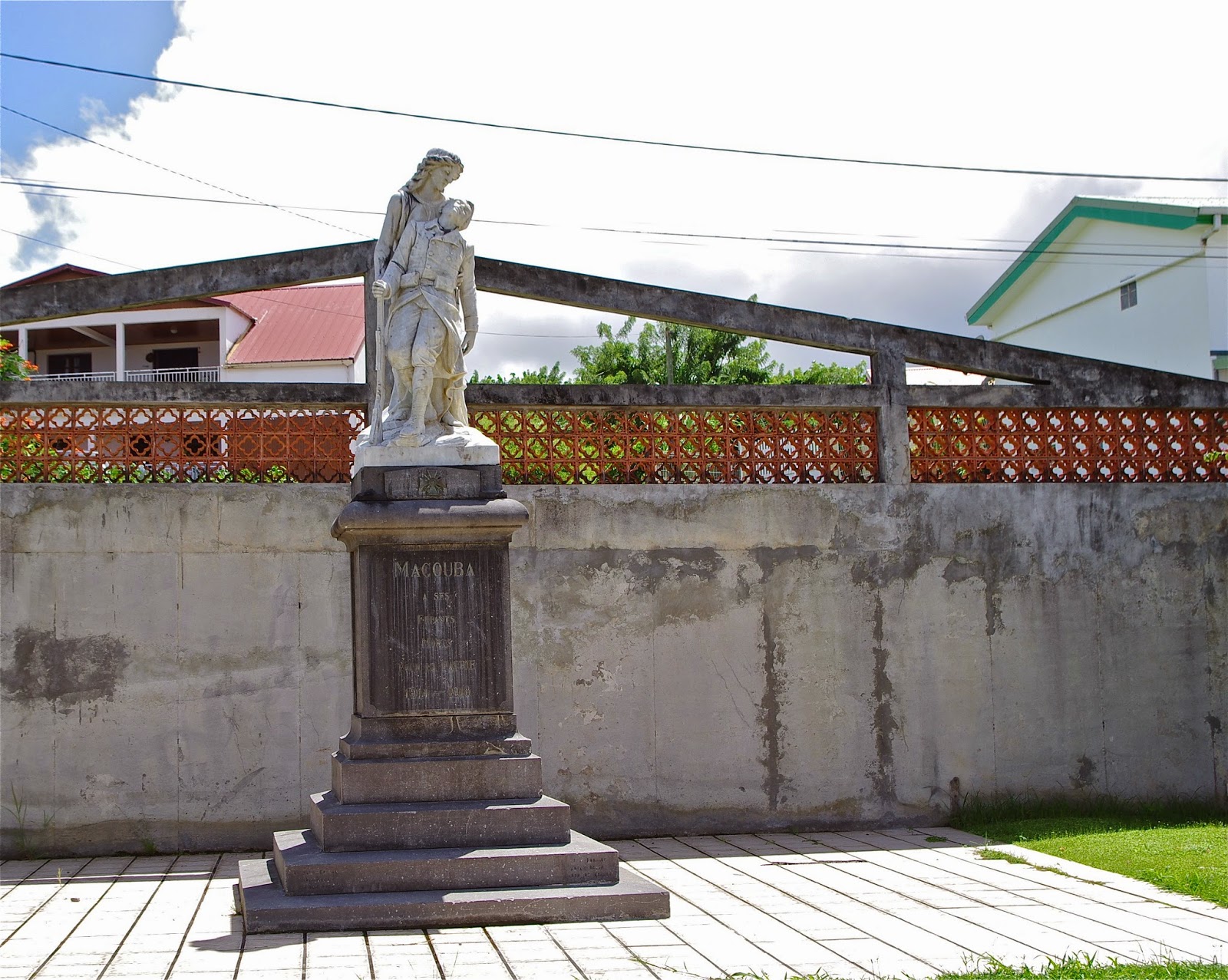 PHOTOS D'IL: Première expo " Les monuments aux morts de la Martinique"