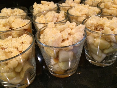 Lekker eten met Marlon: Glaasjes gevuld met gemengd fruit en appeltaartdeeg