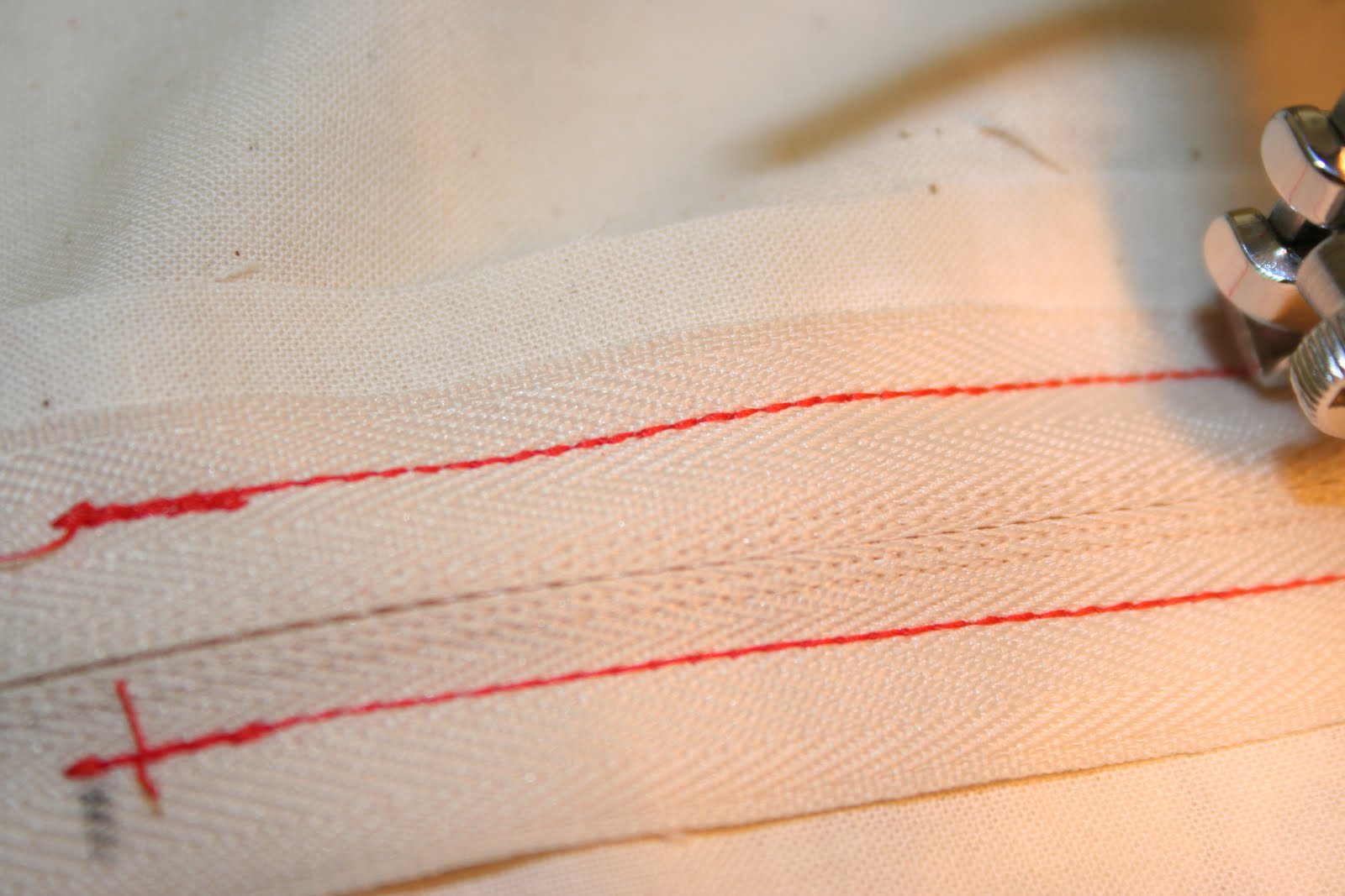 redneedle sewing: Tuesday tutorial - Hands up who loves zips!!!!!