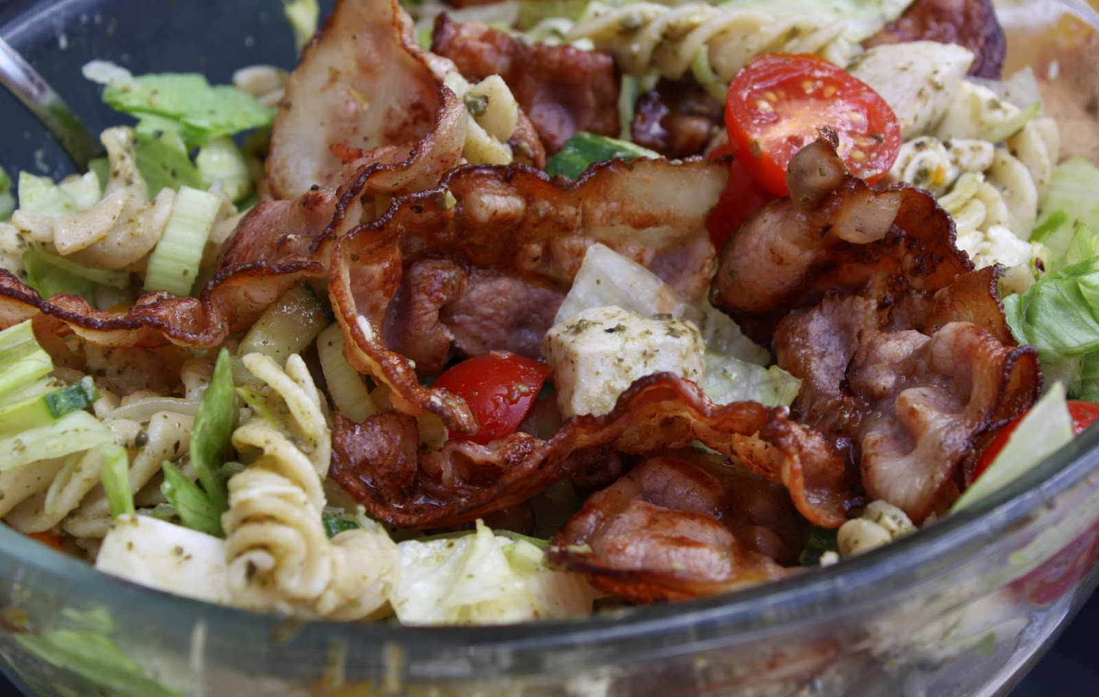 Velkommen til Kjøkkenkroken: Kyllingsalat med pasta, pesto og bacon