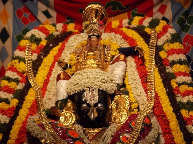 Mystifying stone image (garuda) that increases and decreases in weight ...