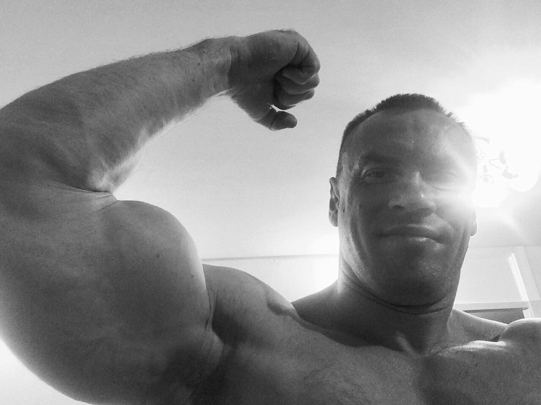 Muscle Lover: Biceps & Biceps (2)