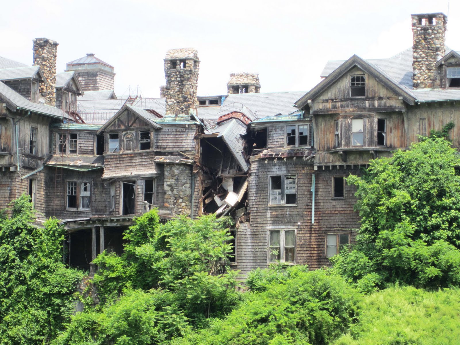 BIG OLD HOUSES: Halcyon Hall Collapsing