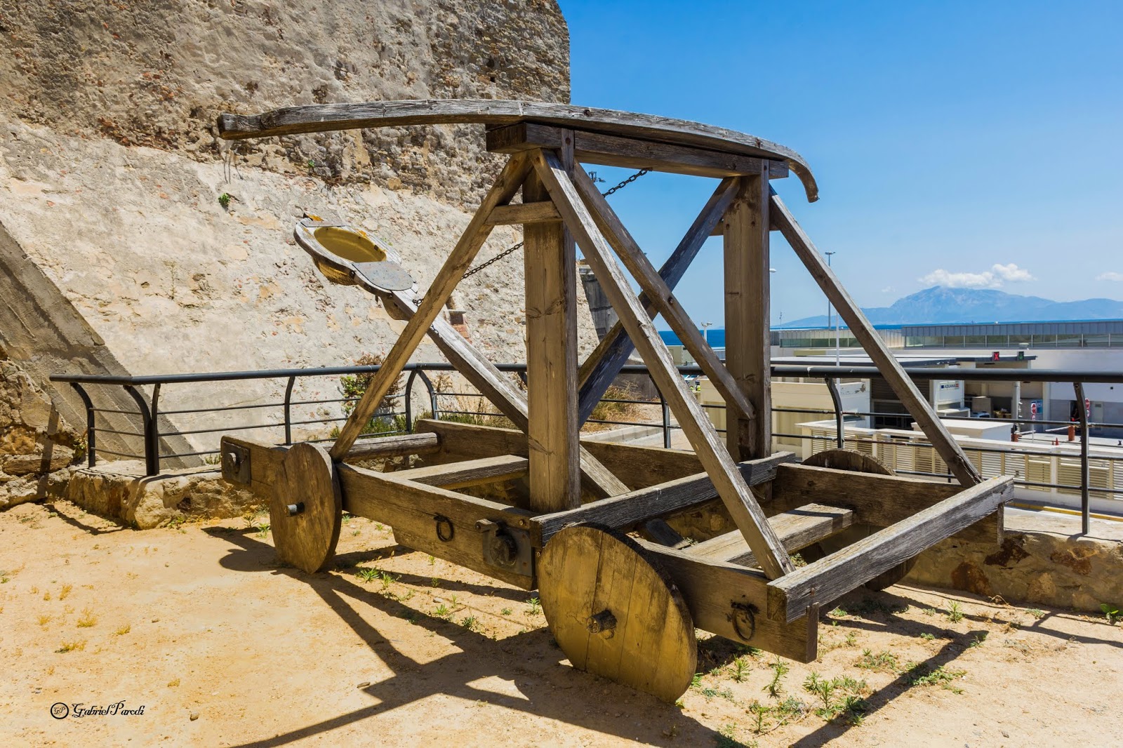 Atravesando la Puerta de Tierra...: Catapulta medieval.