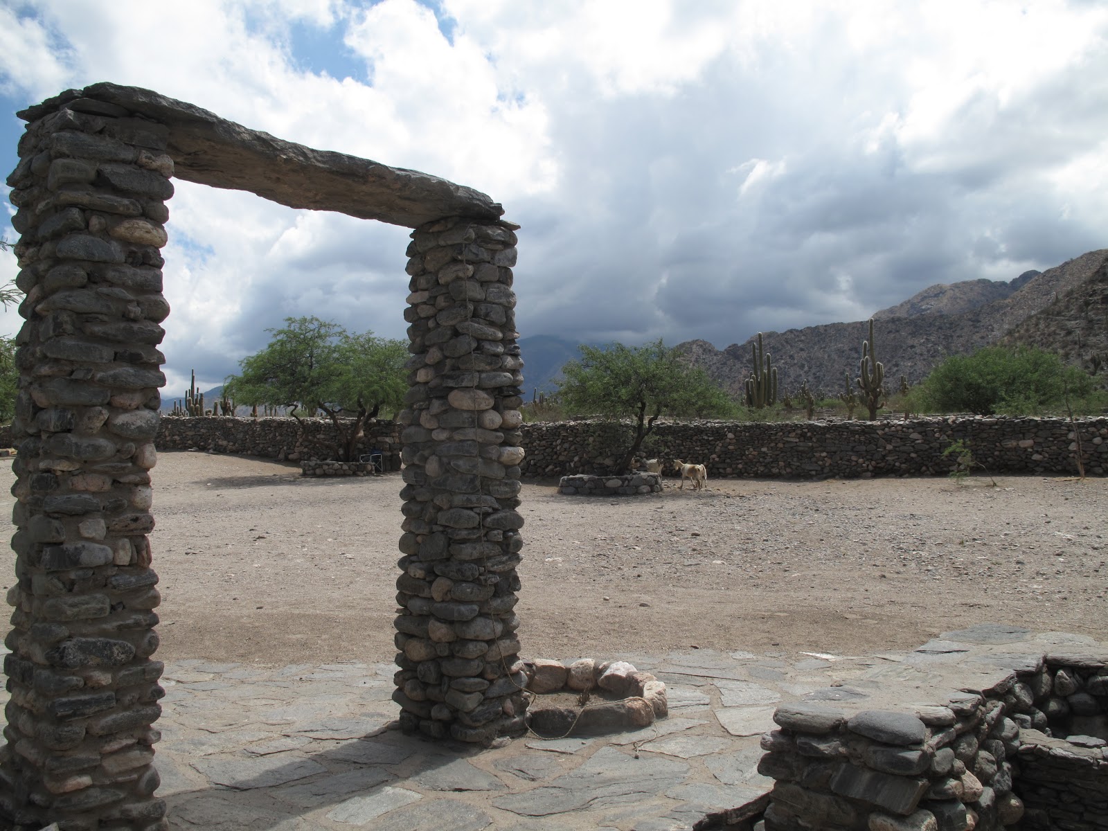 POR TIERRA POR LA TIERRA: Las Ruinas de los Indios Quilmes