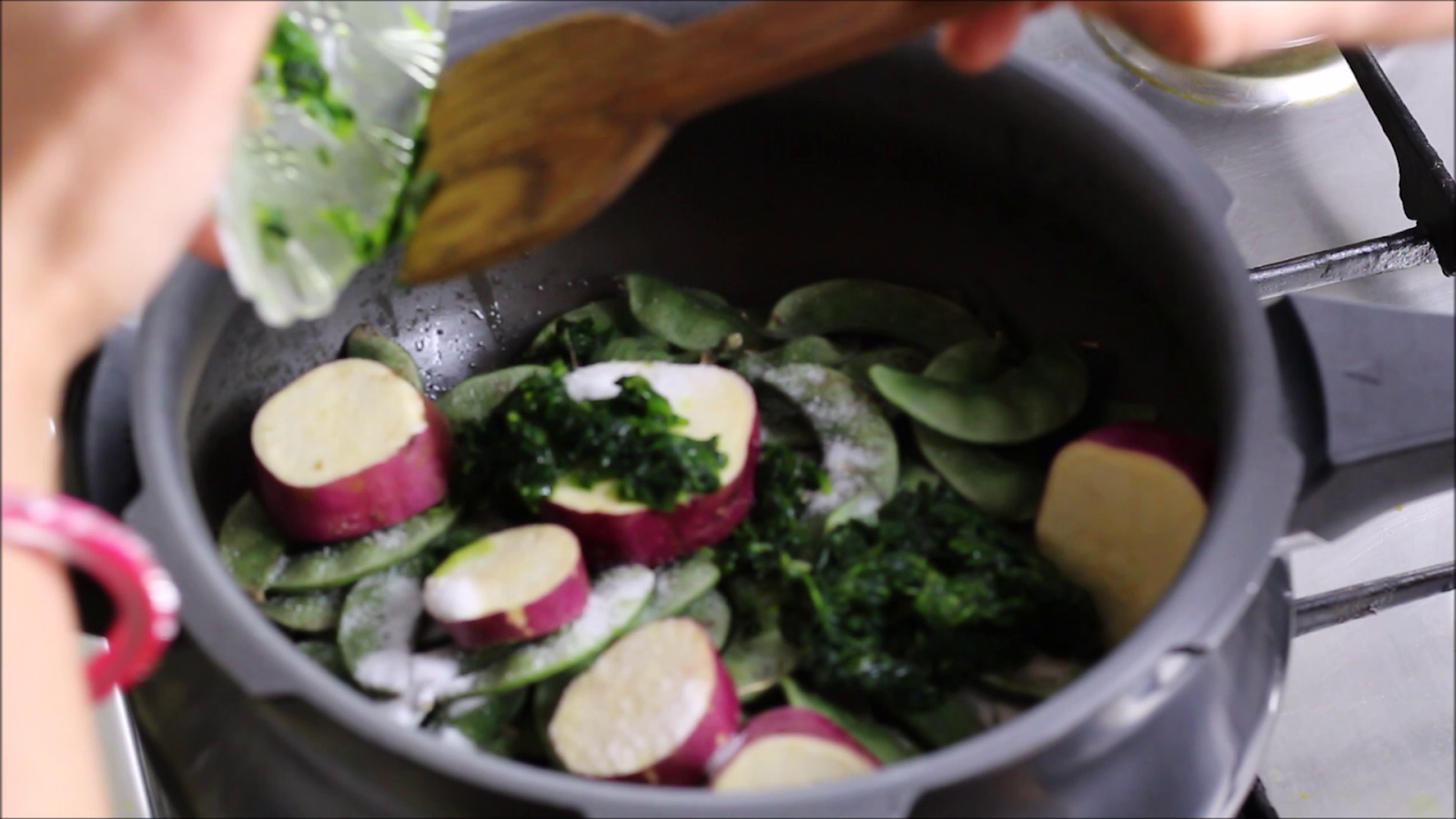 Dipa's Kitchen: How to make Umbadiyu in pressure cooker | सूरती उन्धियु ...