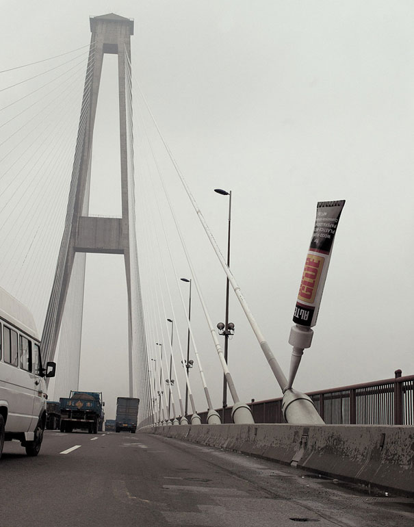 Bisarbeat: Creative Ads Using Oversized Objects