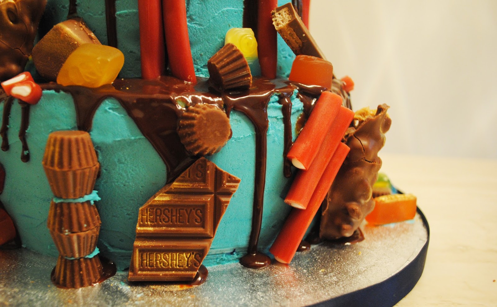 Sharkett Sisters: EXTREME CHOCOLATE CAKE