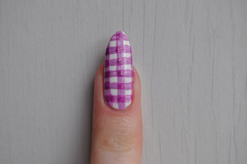 Gingham nail art and tutorial | Abbienail