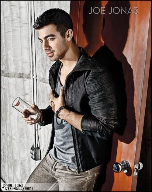 DIA DIA CON LOS JONAS: Entrevista a Joe Jonas en Trinity Star Magazine