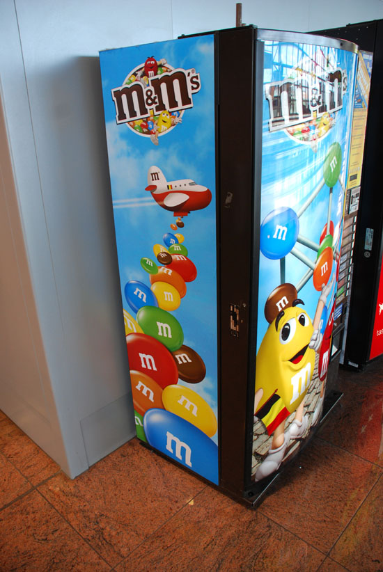 Candy Critic: Airport Find - The Secret Message On An M&Ms Machine