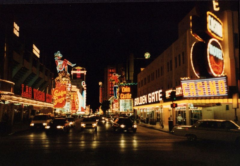 50 Fascinating Photos of Las Vegas in the Beginning of the Megaresort ...