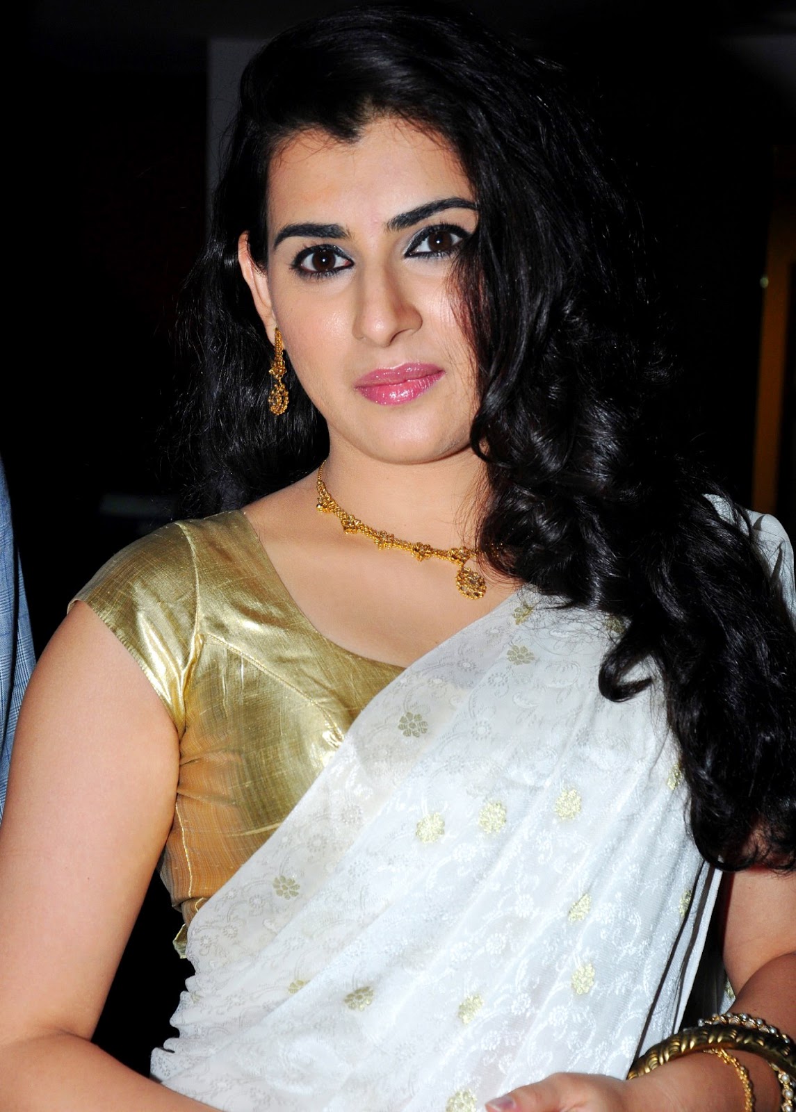 Archana Shastry Beautiful Photos in White Saree - Media Updaters