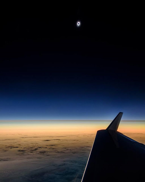 Total Solar Eclipse seen from plane above Pacific Ocean - HD Wallpaper