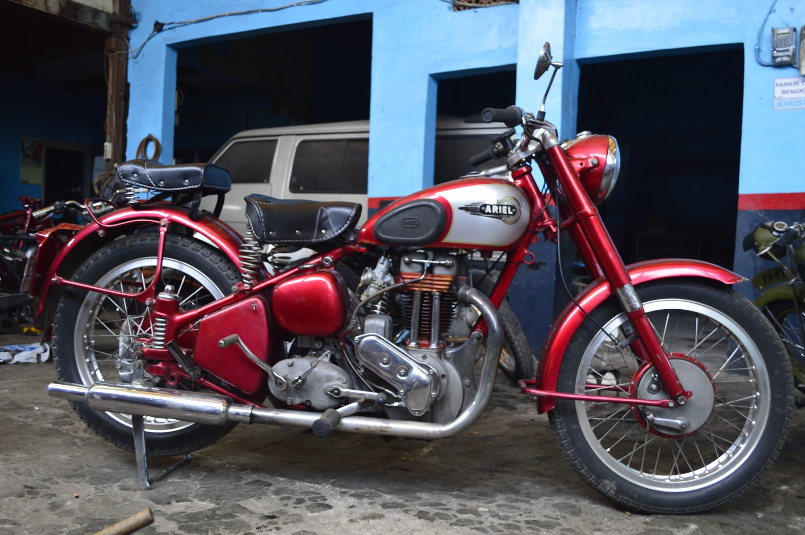 THE BRITISH IRON: ARIEL 350cc 1952, North Jakarta