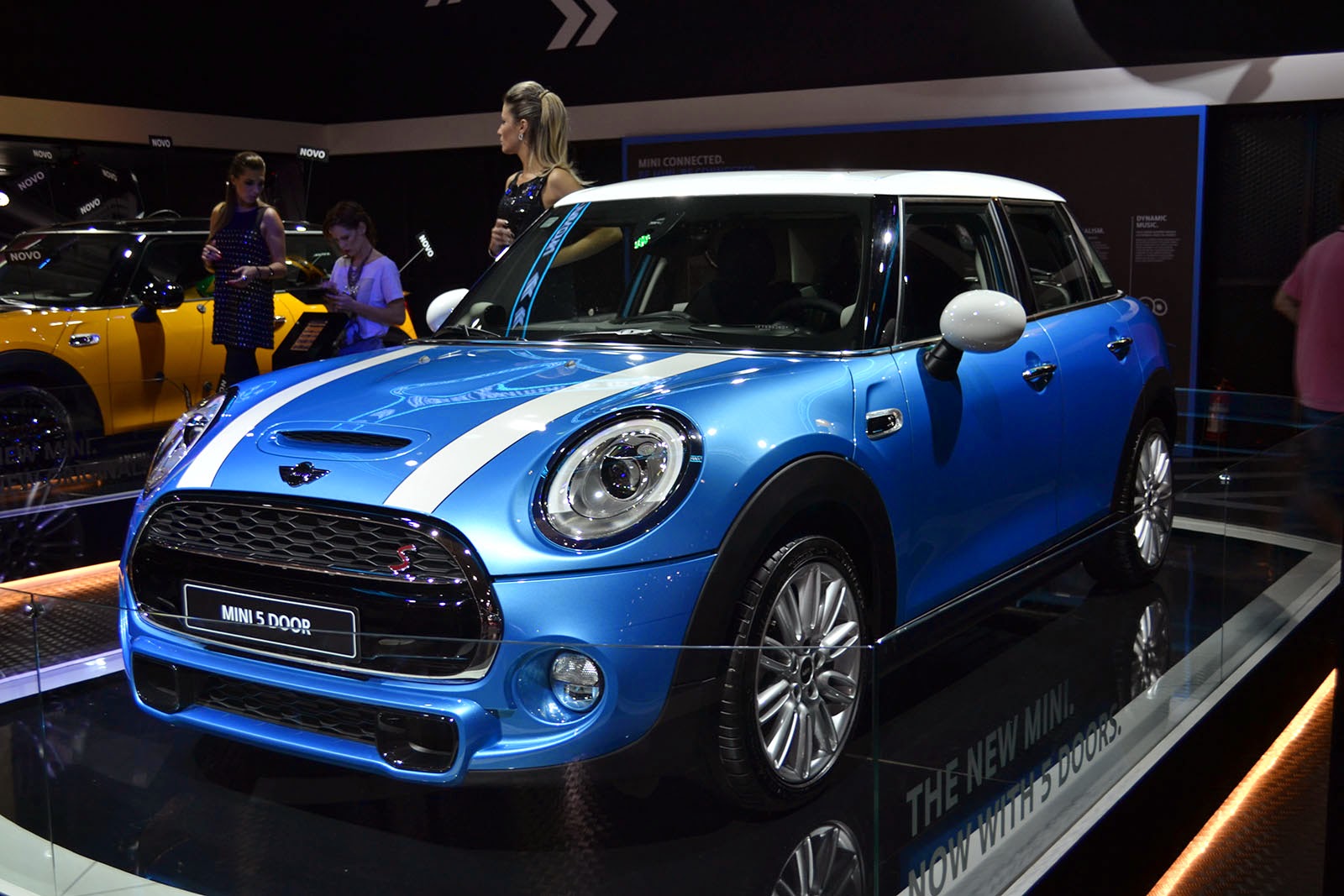 MINI Cooper quatro-portas chega ao Brasil partindo de R$ 105 950