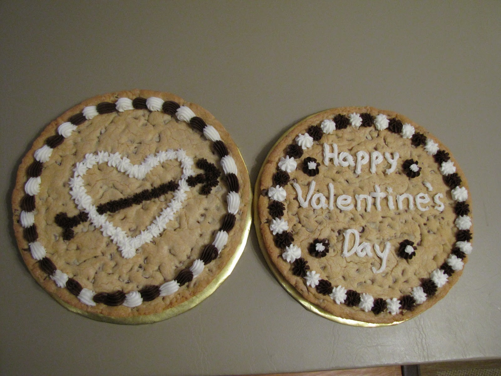 Decorating Tips, Tricks, and Ideas: Giant Chocolate Chip Cookies