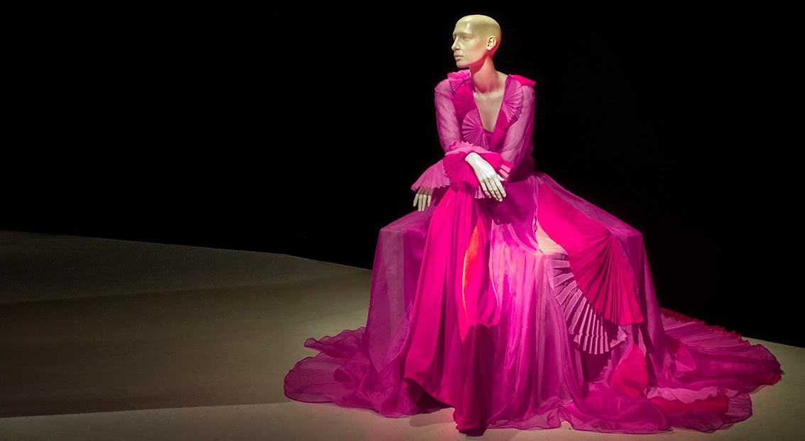 Luz y artes: Una modela magenta mirando a nadie