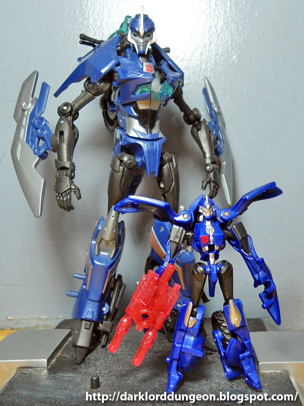 GeekMatic!: Transformers Cyberverse Arcee (Legion Class)