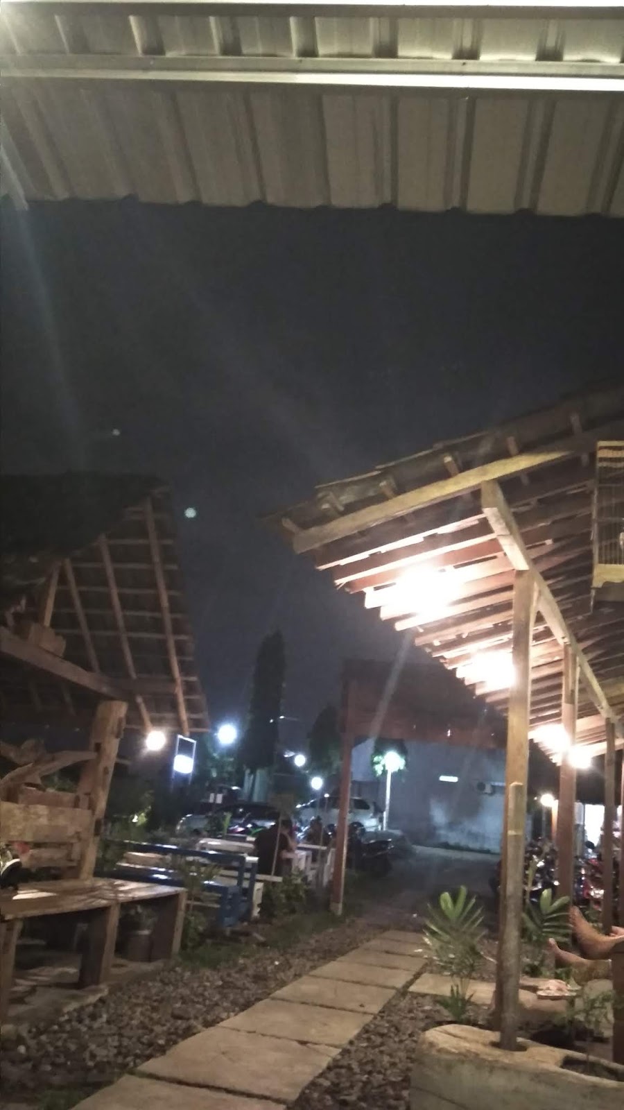 Menikmati Sore di Kopi Kampung Ambarukmo (KoKamBar) : nonton kereta dan ...