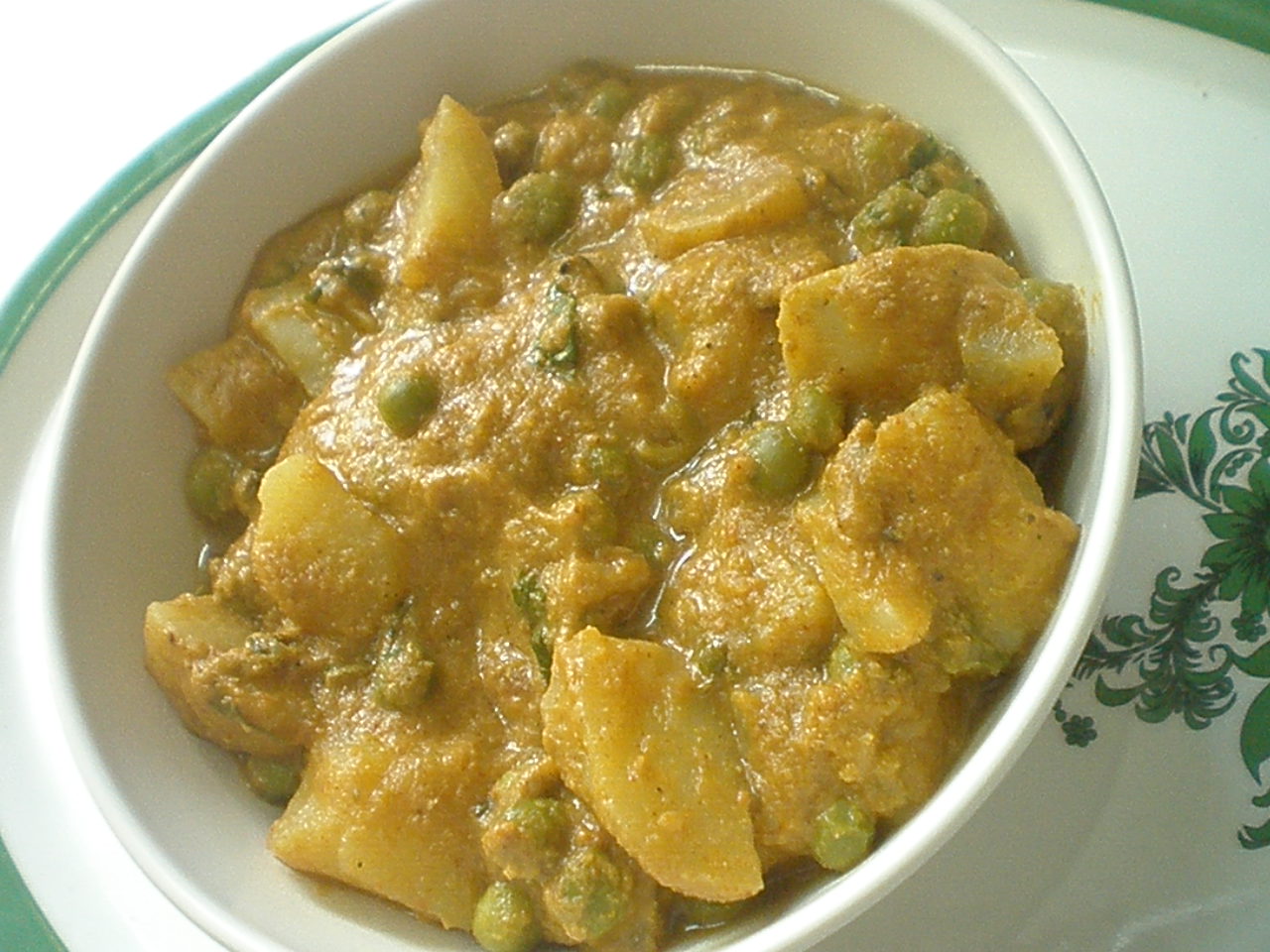 Vidhu's kitchen: Thai Style Potato Peas Curry