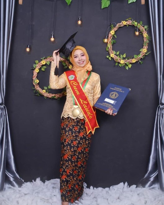 √ 42 Model Baju Wisuda yang Modern Kekinian Paling Elegan Terbaru ...