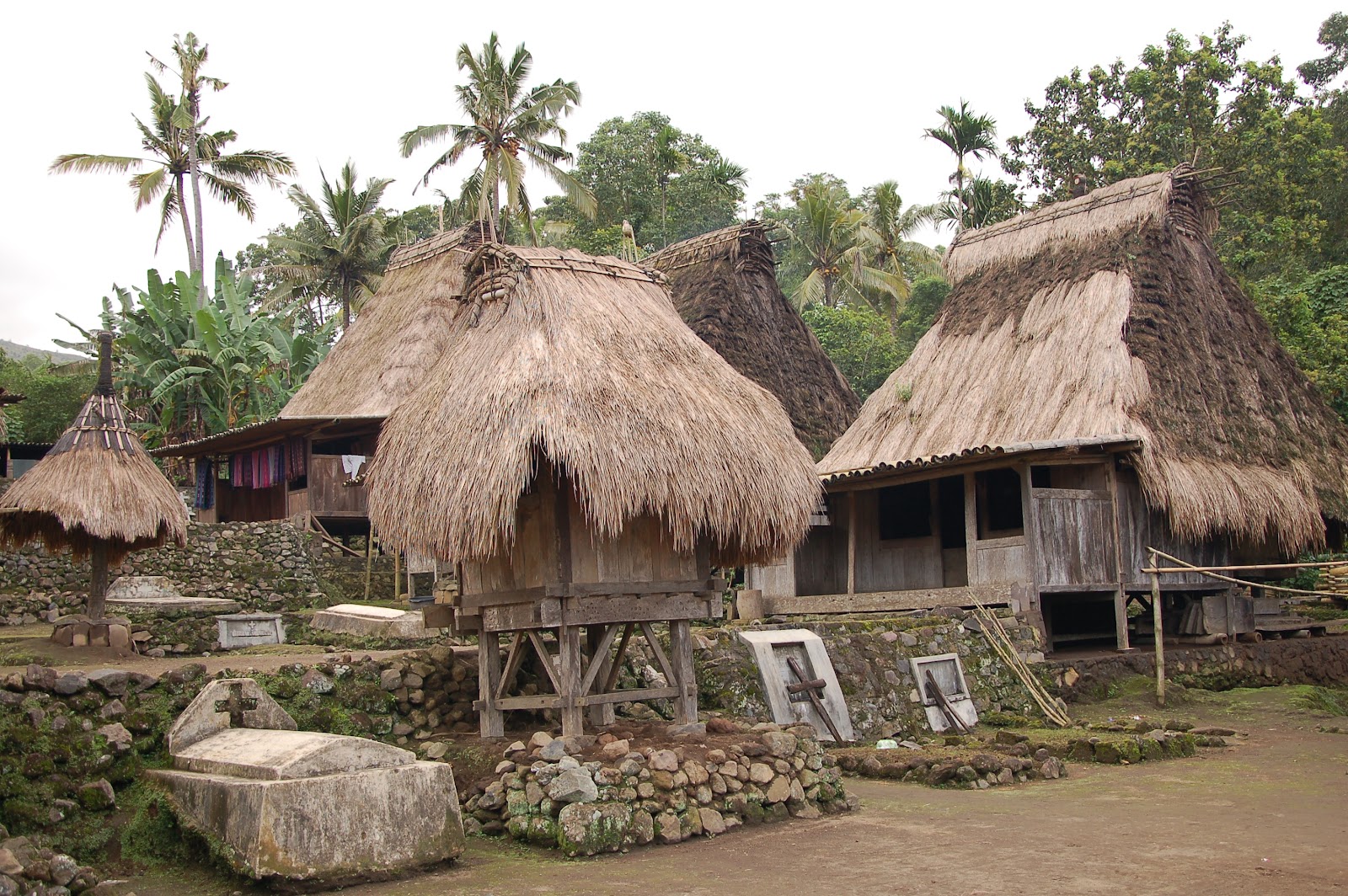 Ruta del Escape: BAJAWA : LAS MONTAÑAS DE LOS NGADA