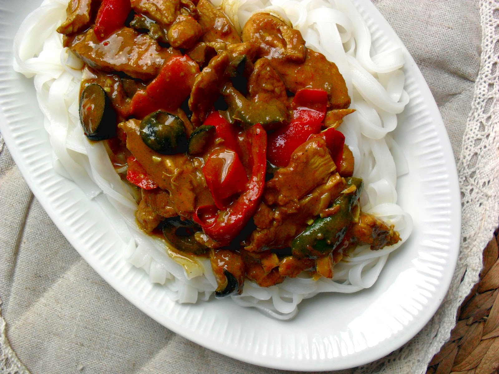 Kuchnia Alisz: Makaron ryżowy z kurczakiem curry