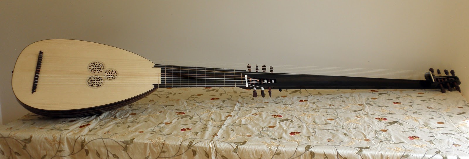 Buying a Lute: Theorbo, Chitarroni and Archlutes