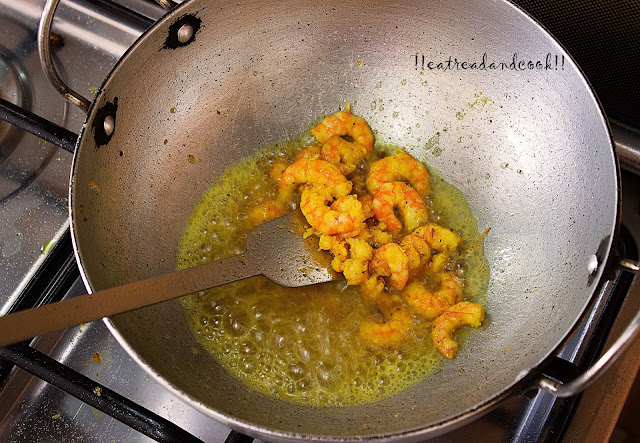 Fulkopi Chingrir Torkari / Bengali Style Cauliflower and Prawns Curry