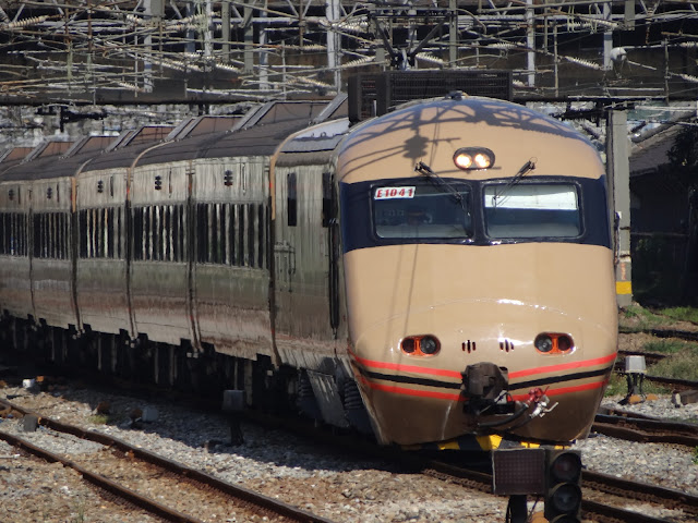 Blair's 鐵道攝影: 台鐵東武鐵道黃金色系日光詣SPACIA特快彩繪列車(E1000型推拉式電力機車)